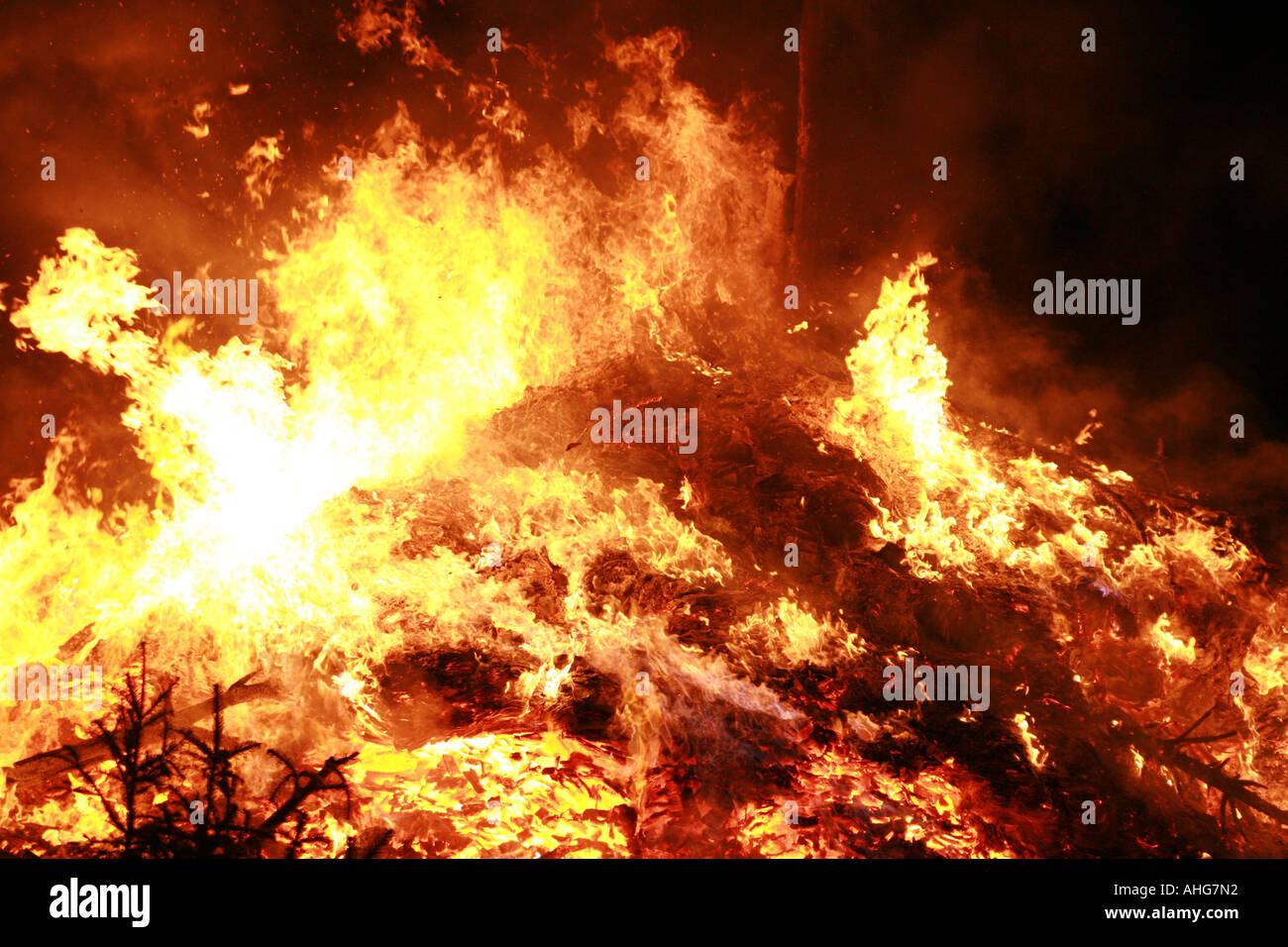 close up of a big wooden fire Stock Photo - Alamy