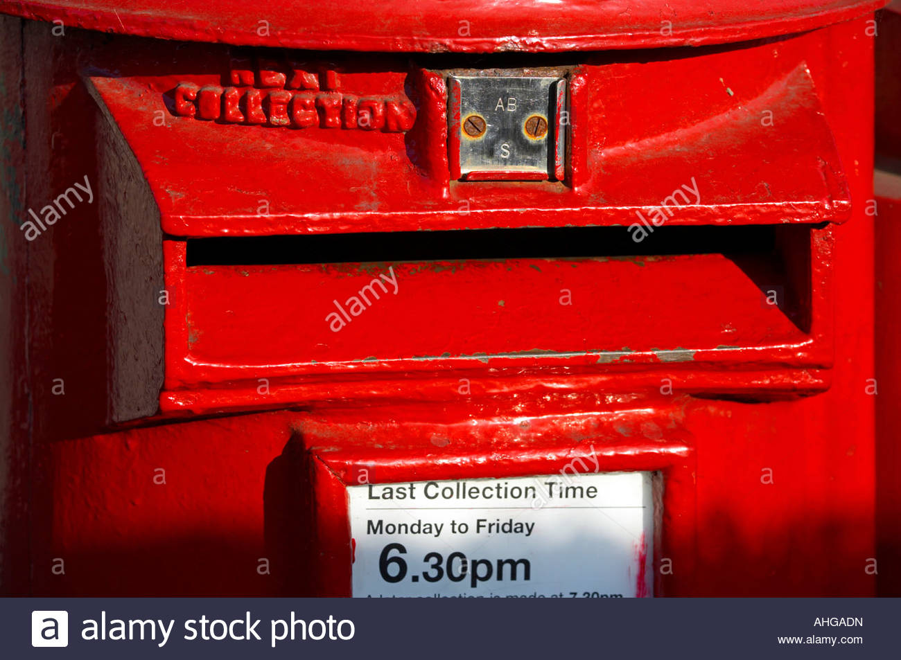 Red UK letterbox Stock Photo - Alamy