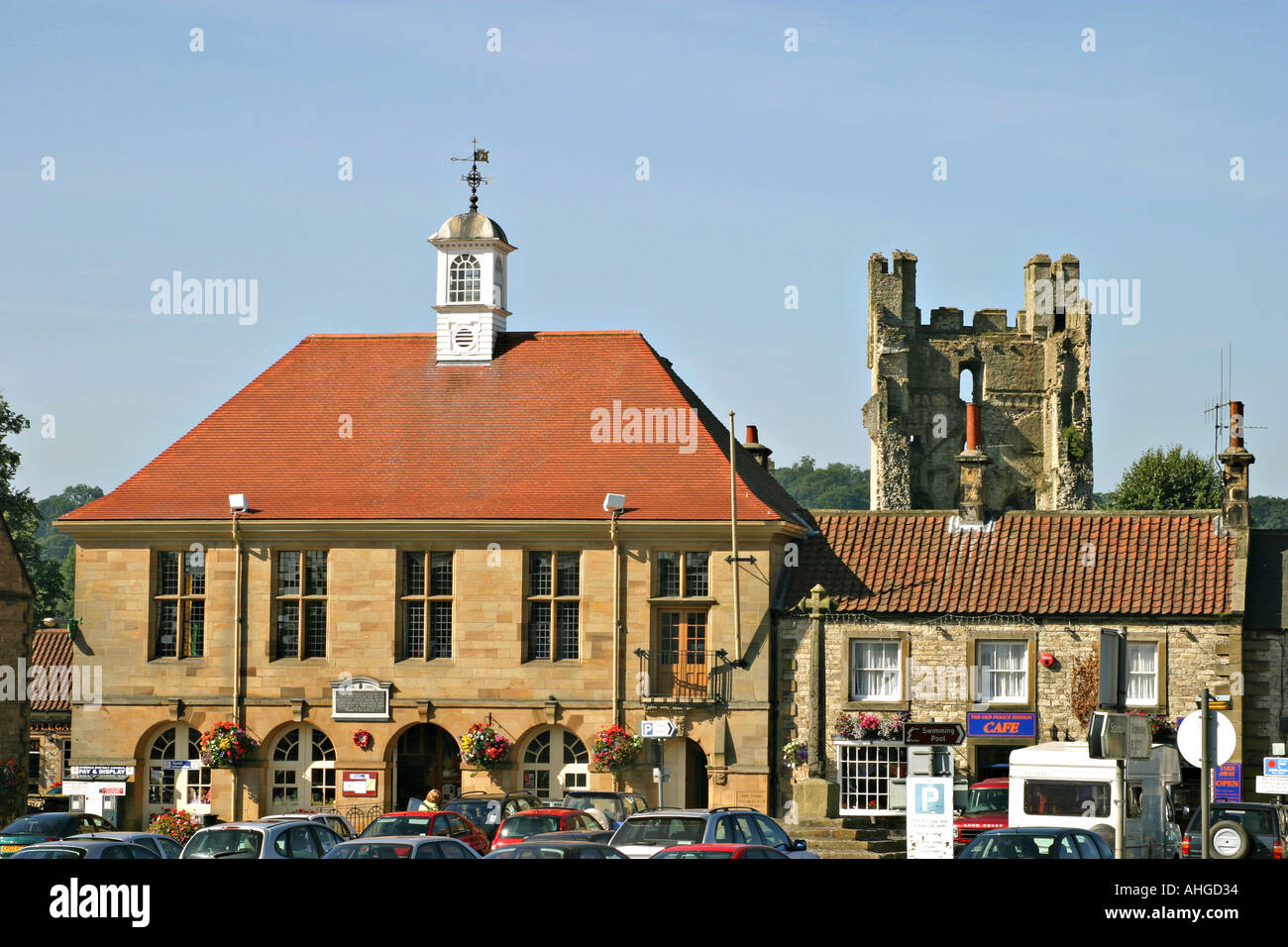 Helmsley castle yorkshire hi-res stock photography and images - Alamy