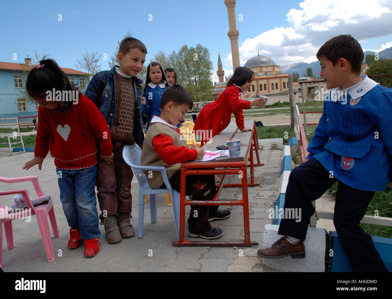 Middle eastern school children outside hi-res stock photography and ...