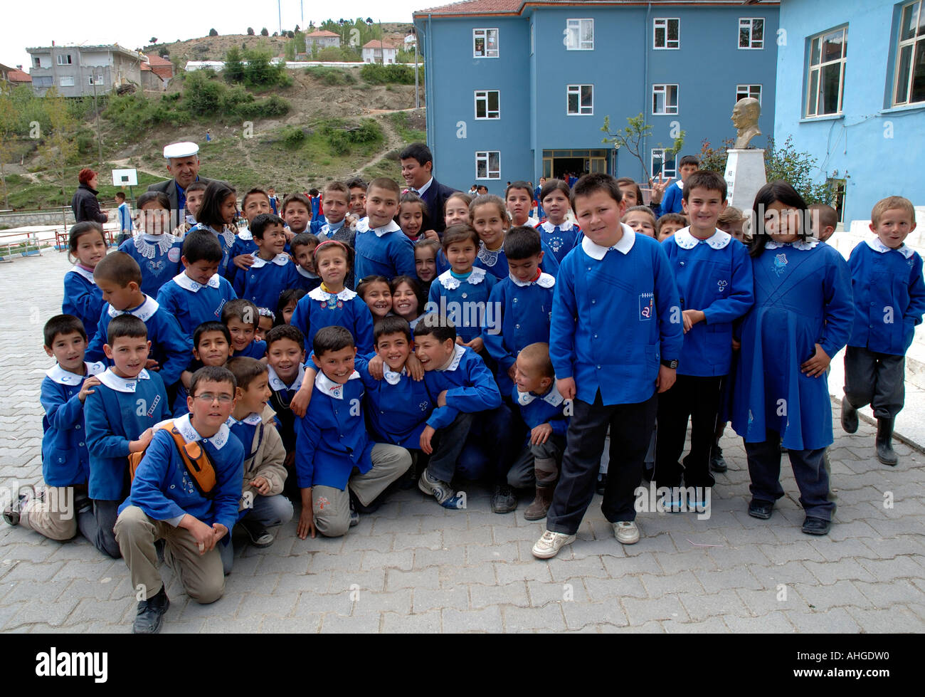 Middle eastern school children outside hi-res stock photography and ...