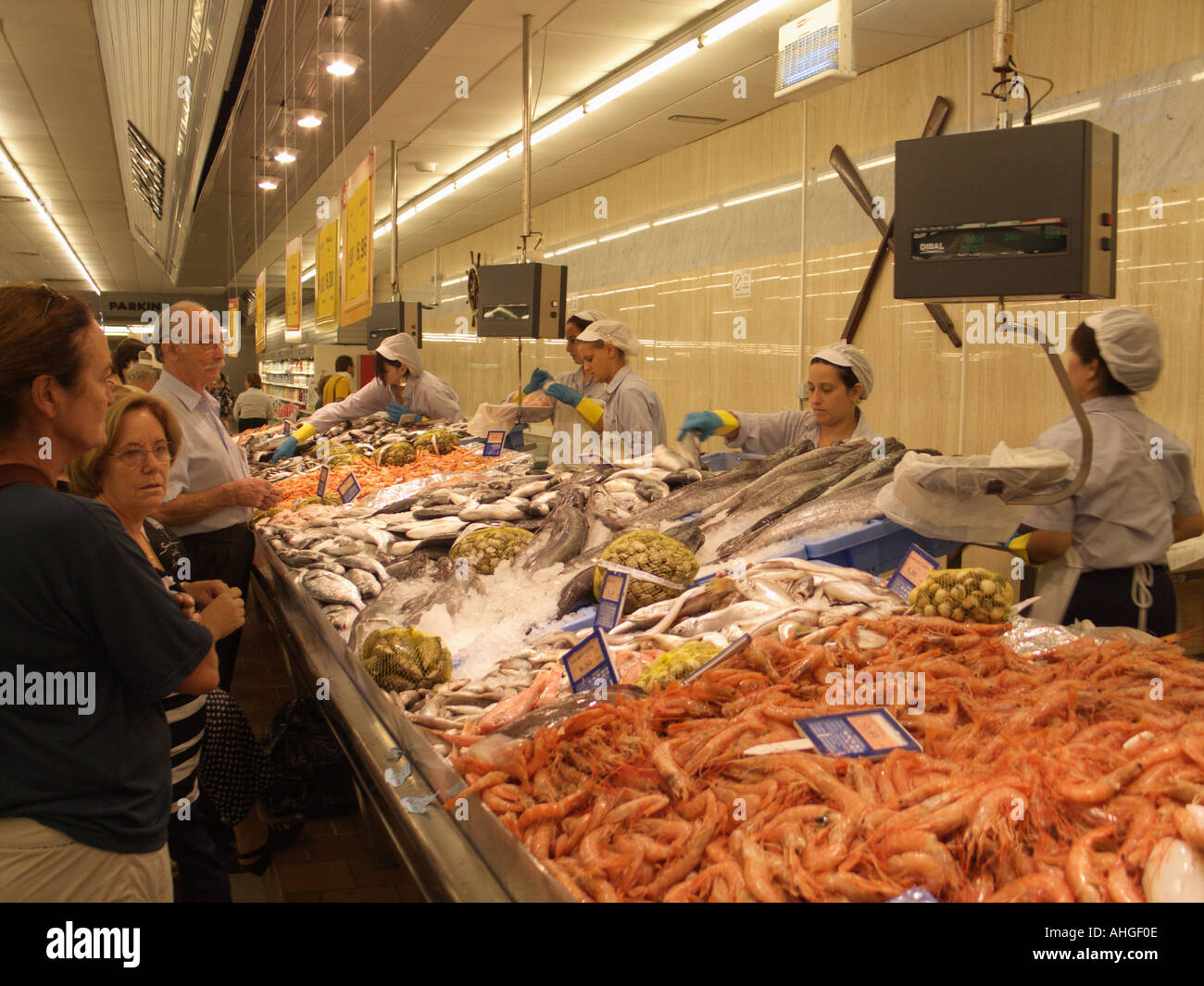 Large fish display counter hi-res stock photography and images - Alamy