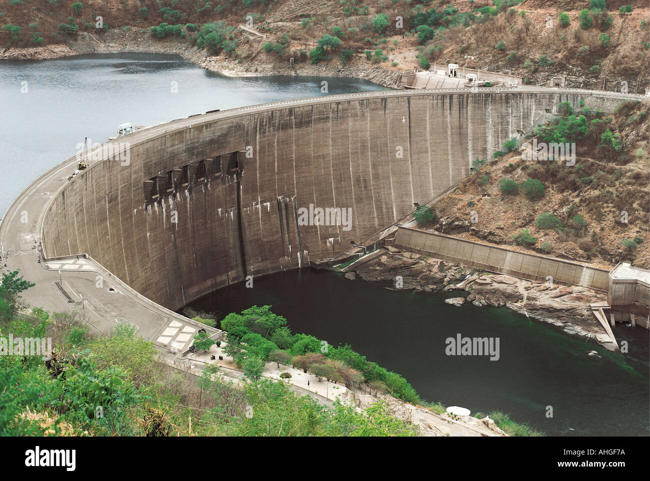 Kariba dam Lake Kariba and the Zambezi River seen from the Zimbabwe ...