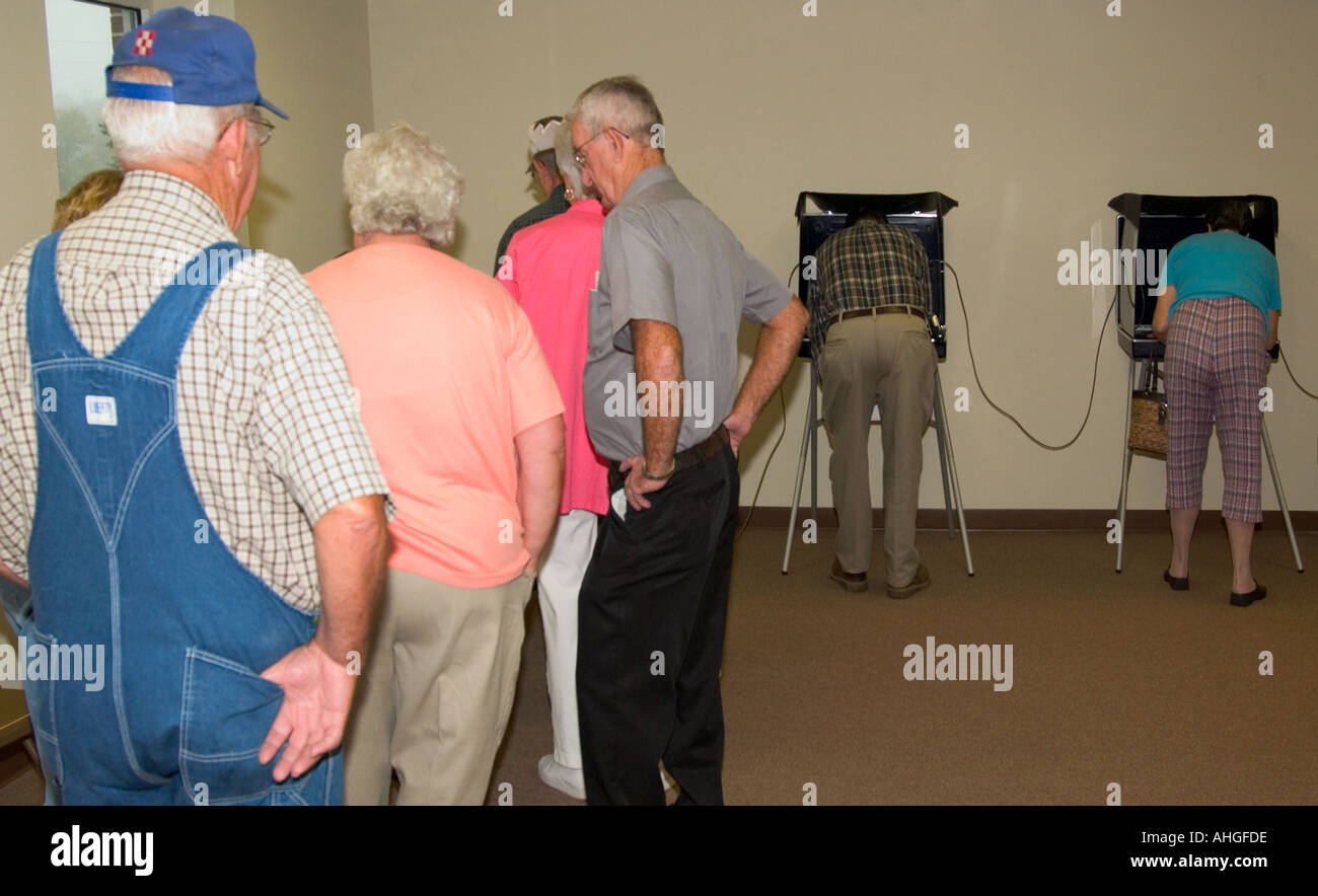 Women in line to vote hi-res stock photography and images - Alamy