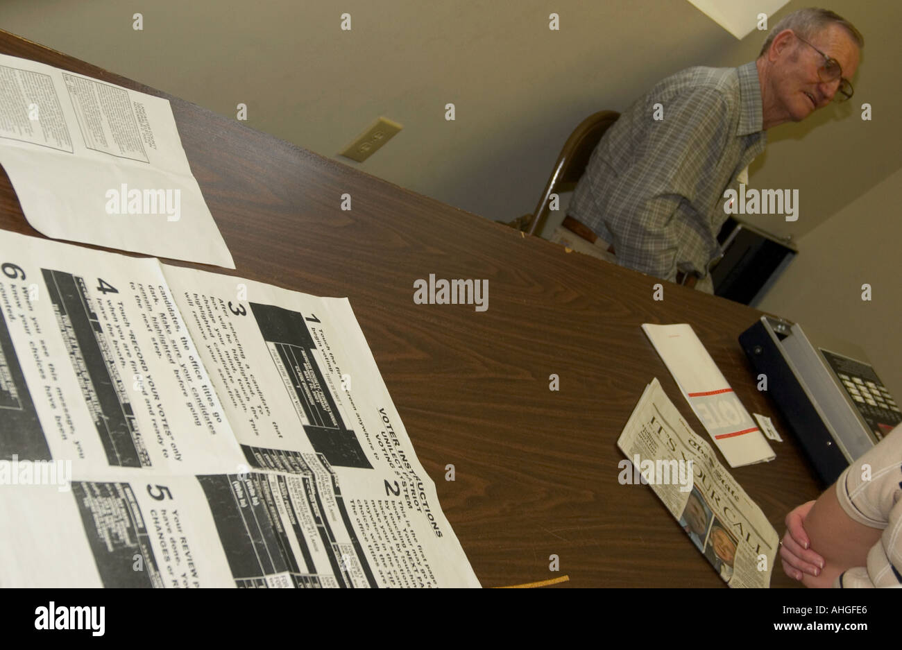 Election poll worker hi-res stock photography and images - Alamy