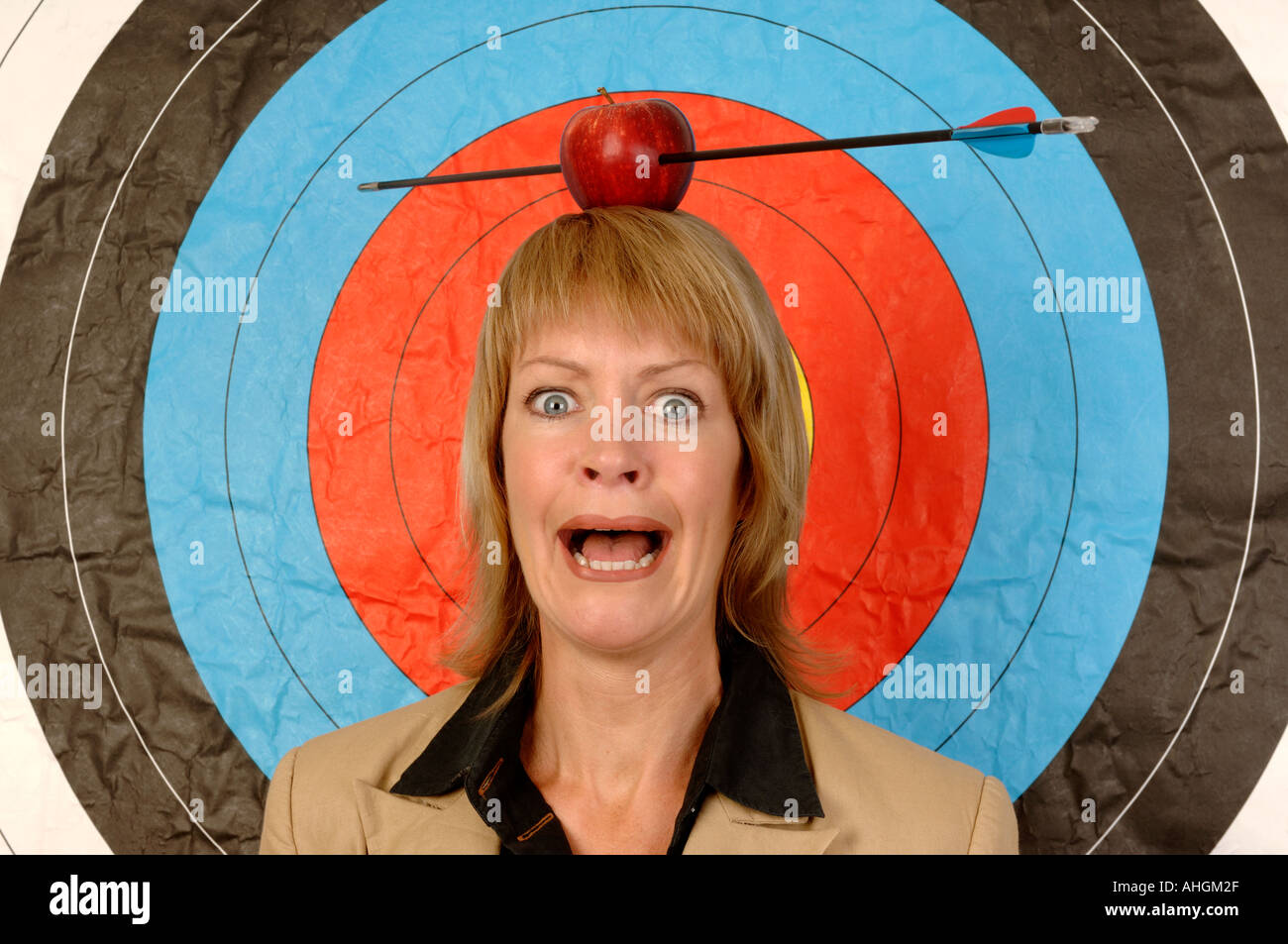 Apple on head target hi-res stock photography and images - Alamy