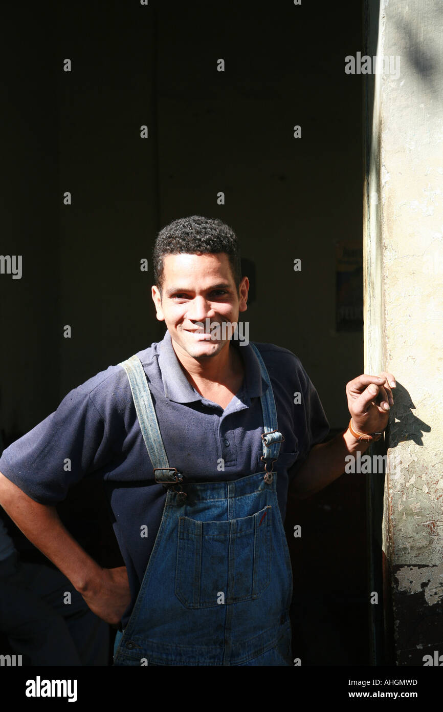 Cuba havana friendly automechanic Stock Photo - Alamy