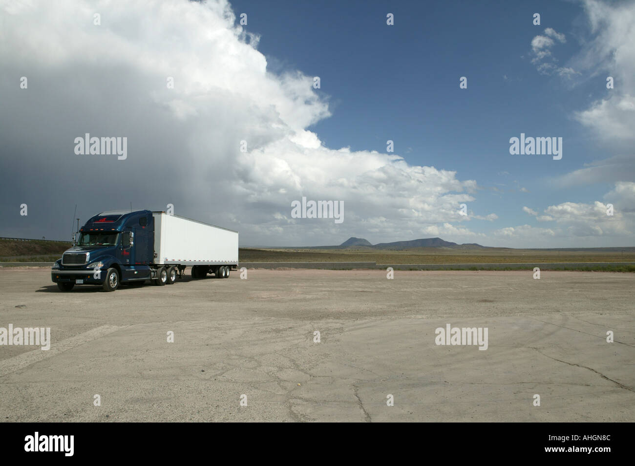 truck parked at rest stop on freeway with barren landscape usa Stock ...