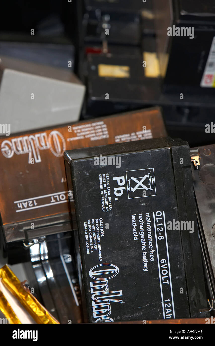 Batteries battery pile discarded hi-res stock photography and images ...