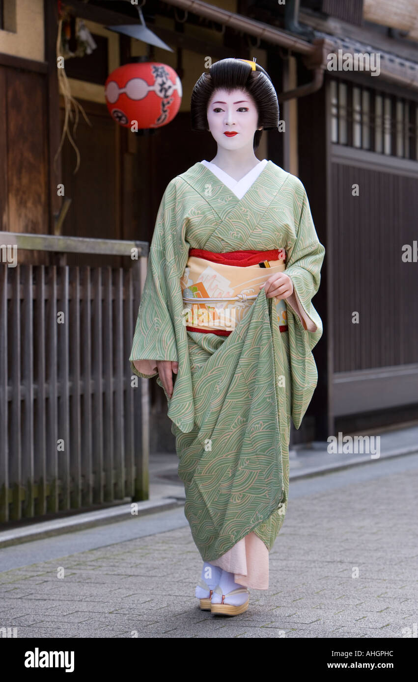 Geisha Walking in Gion Stock Photo: 8268955 - Alamy