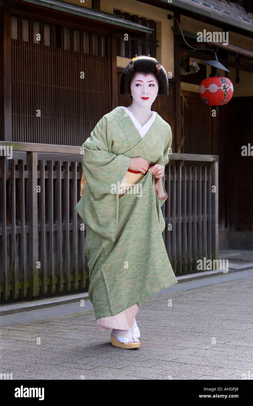 Geisha looking down hi-res stock photography and images - Alamy