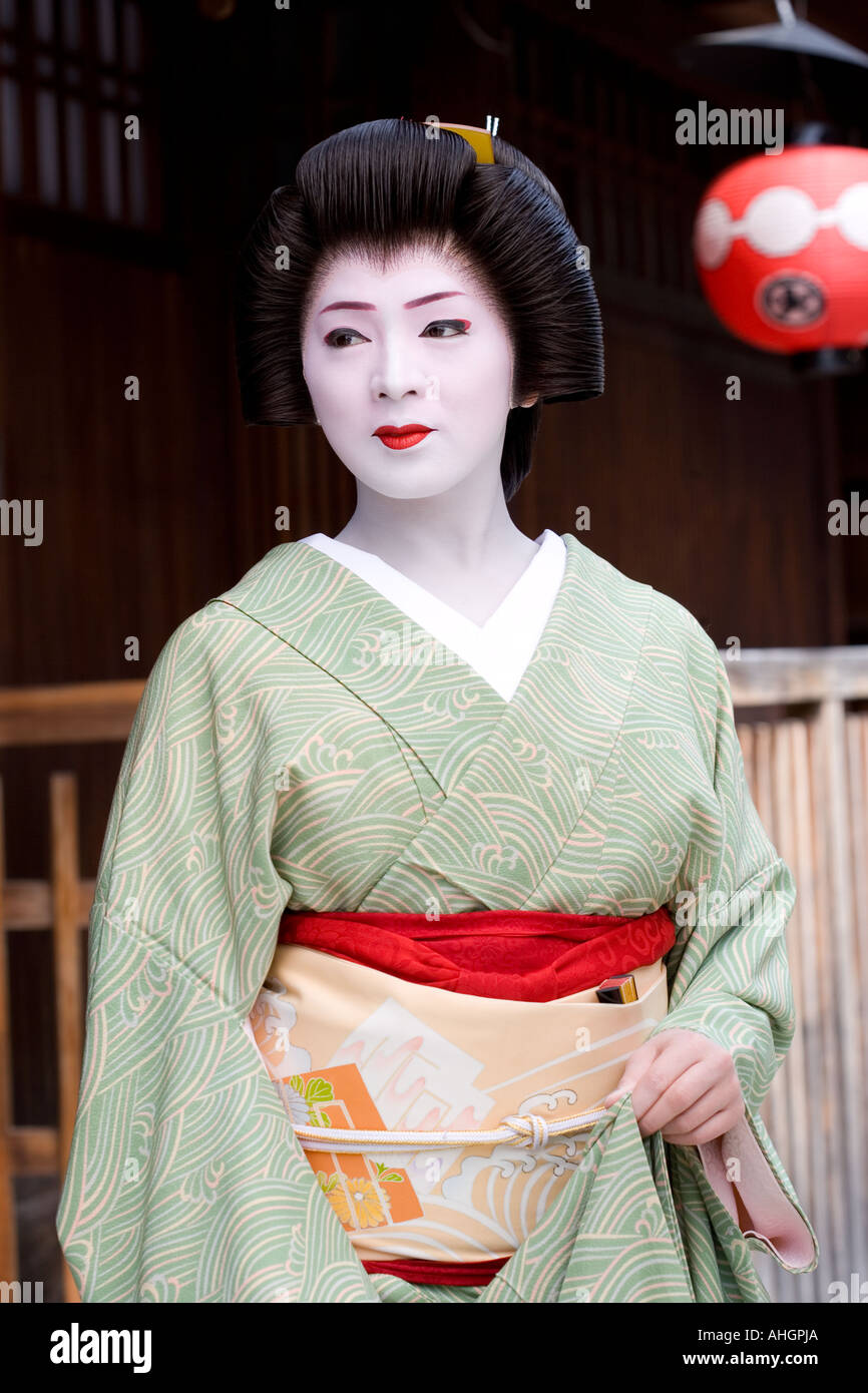 Geisha looking down hi-res stock photography and images - Alamy