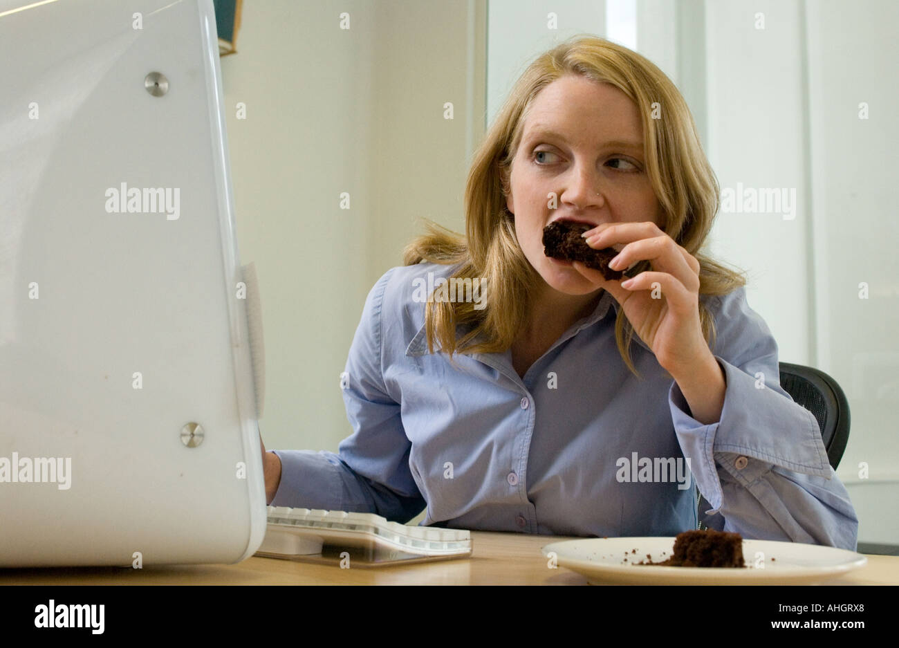 Office cake woman hi-res stock photography and images - Alamy