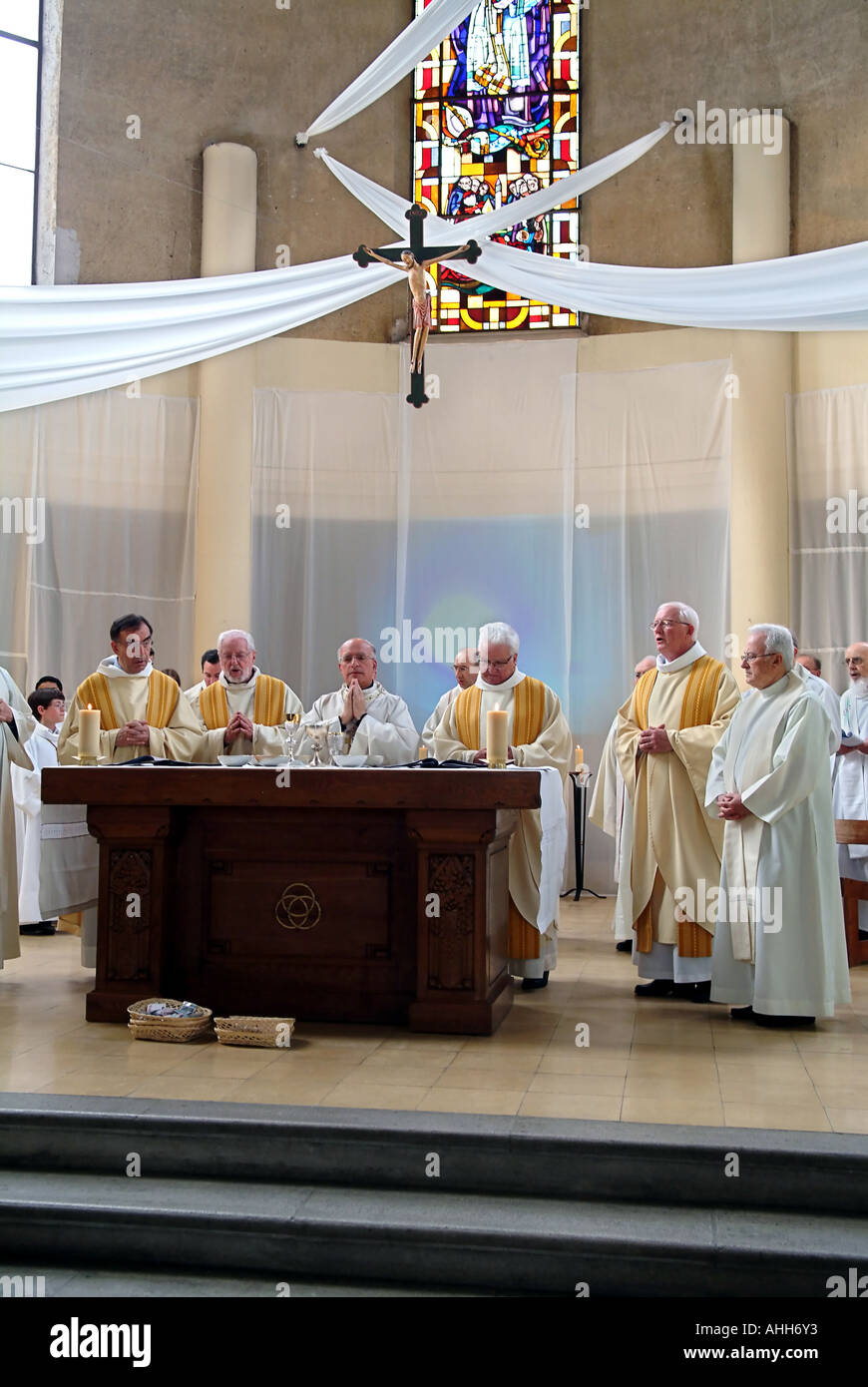 Priest celebrating catholic mass hi-res stock photography and images ...