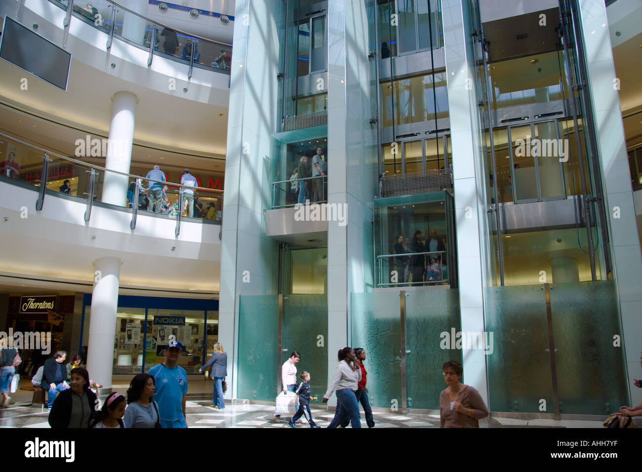 Lakeside shopping centre hi-res stock photography and images - Alamy