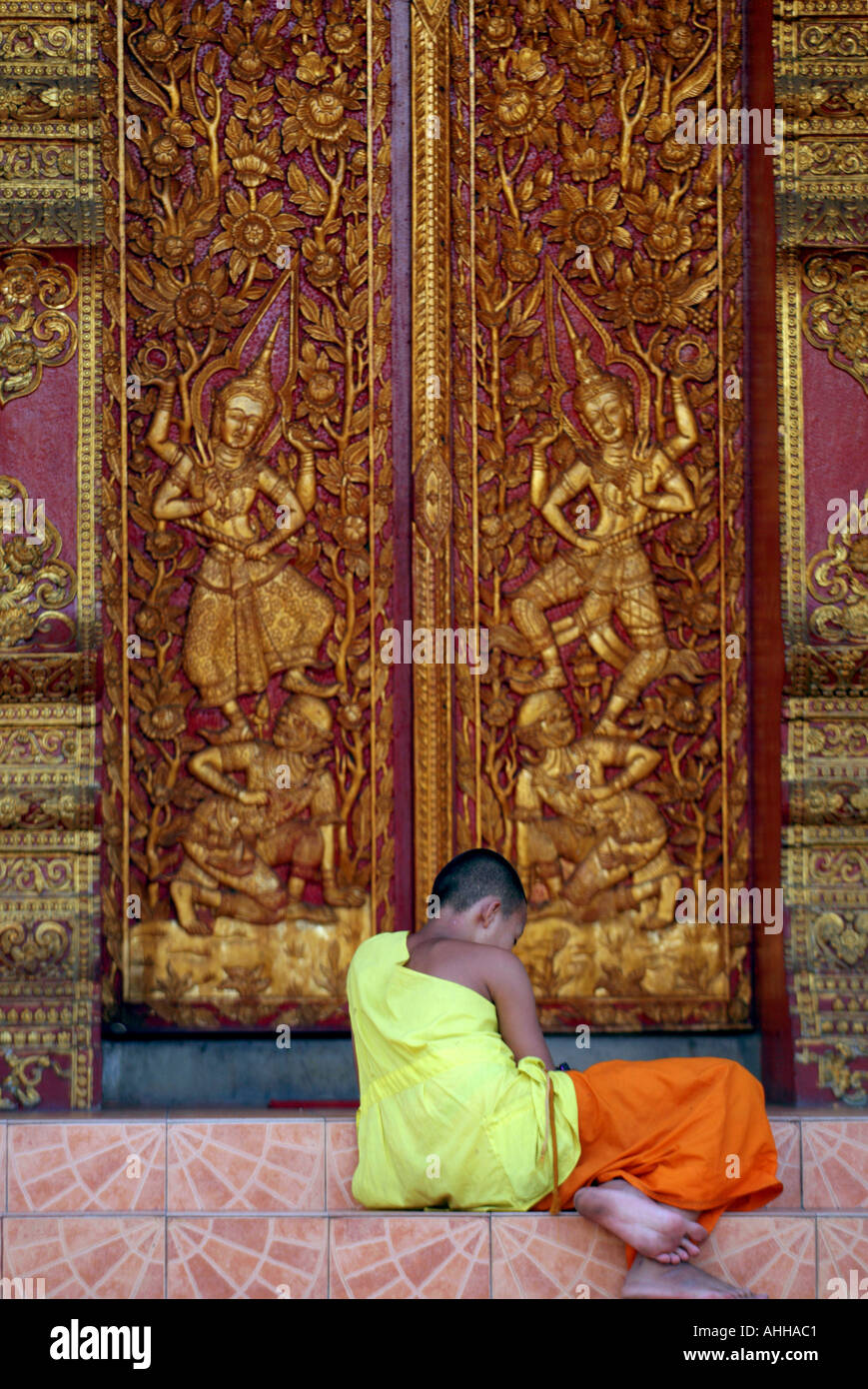 Novice monk in door of temple hi-res stock photography and images - Alamy