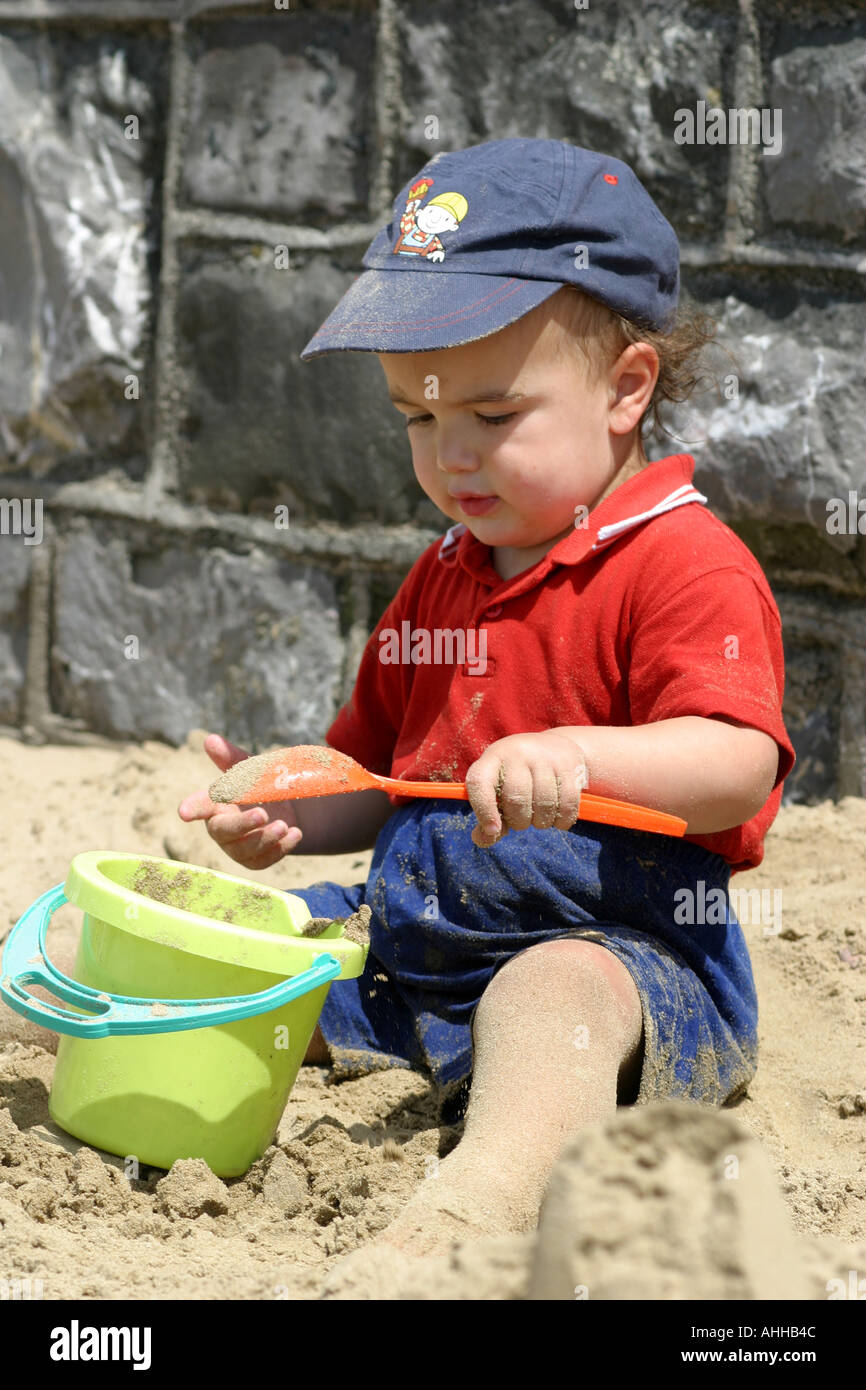 Children smiling bucket and spade hi-res stock photography and images ...