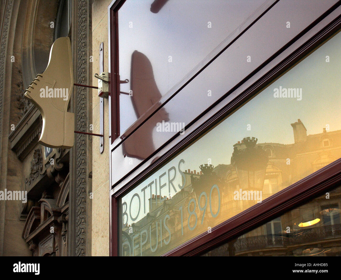 French shoe store sign hi-res stock photography and images - Alamy