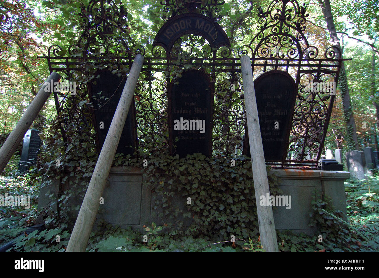 Berlin wall graves germany hi-res stock photography and images - Alamy