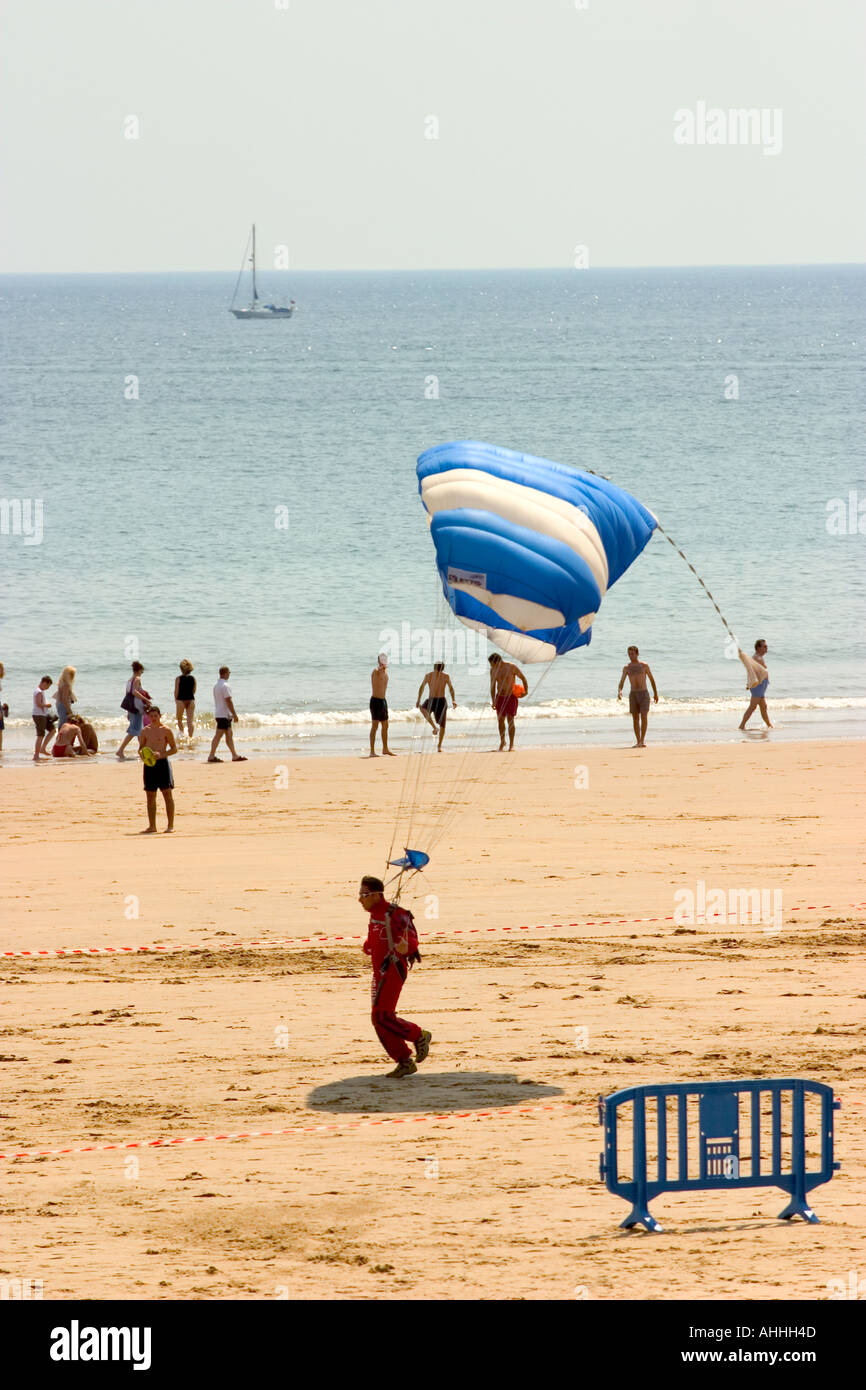 skydiver with colourful parachute landing on beach Stock Photo - Alamy