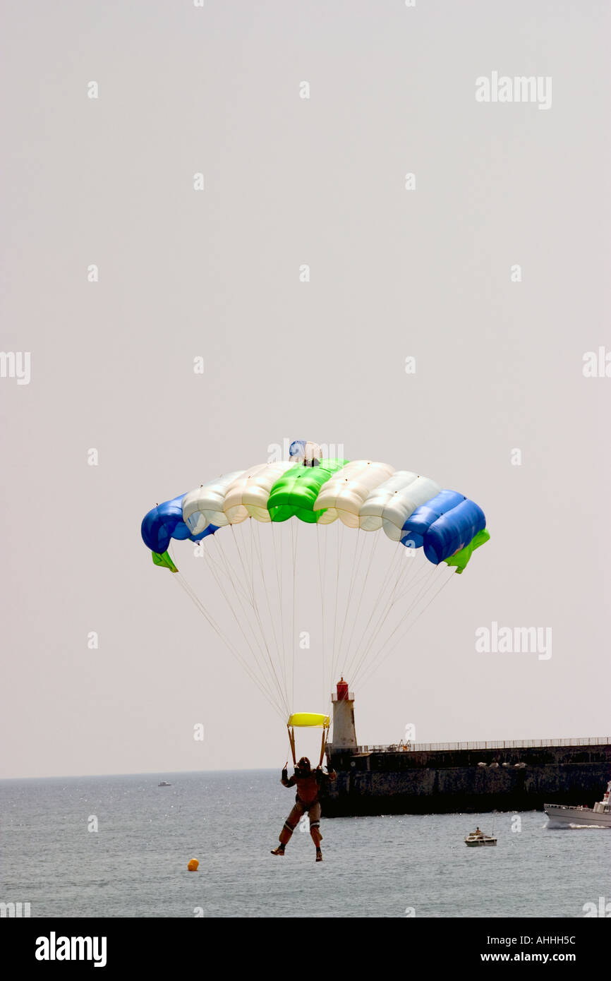 skydiver with colourful parachute landing on beach Stock Photo - Alamy