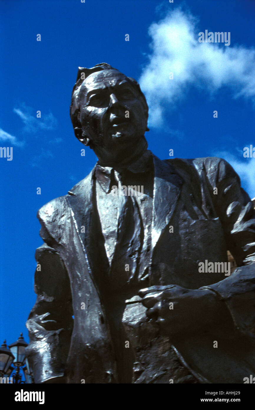 Detail of Huddersfield born former PM Harold Wilson statue, outside ...
