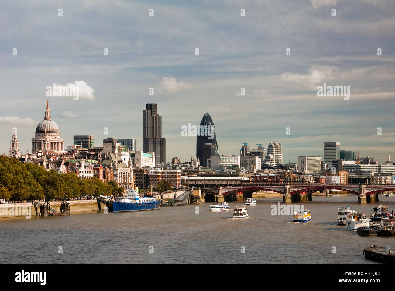 London from left to right hi-res stock photography and images - Alamy
