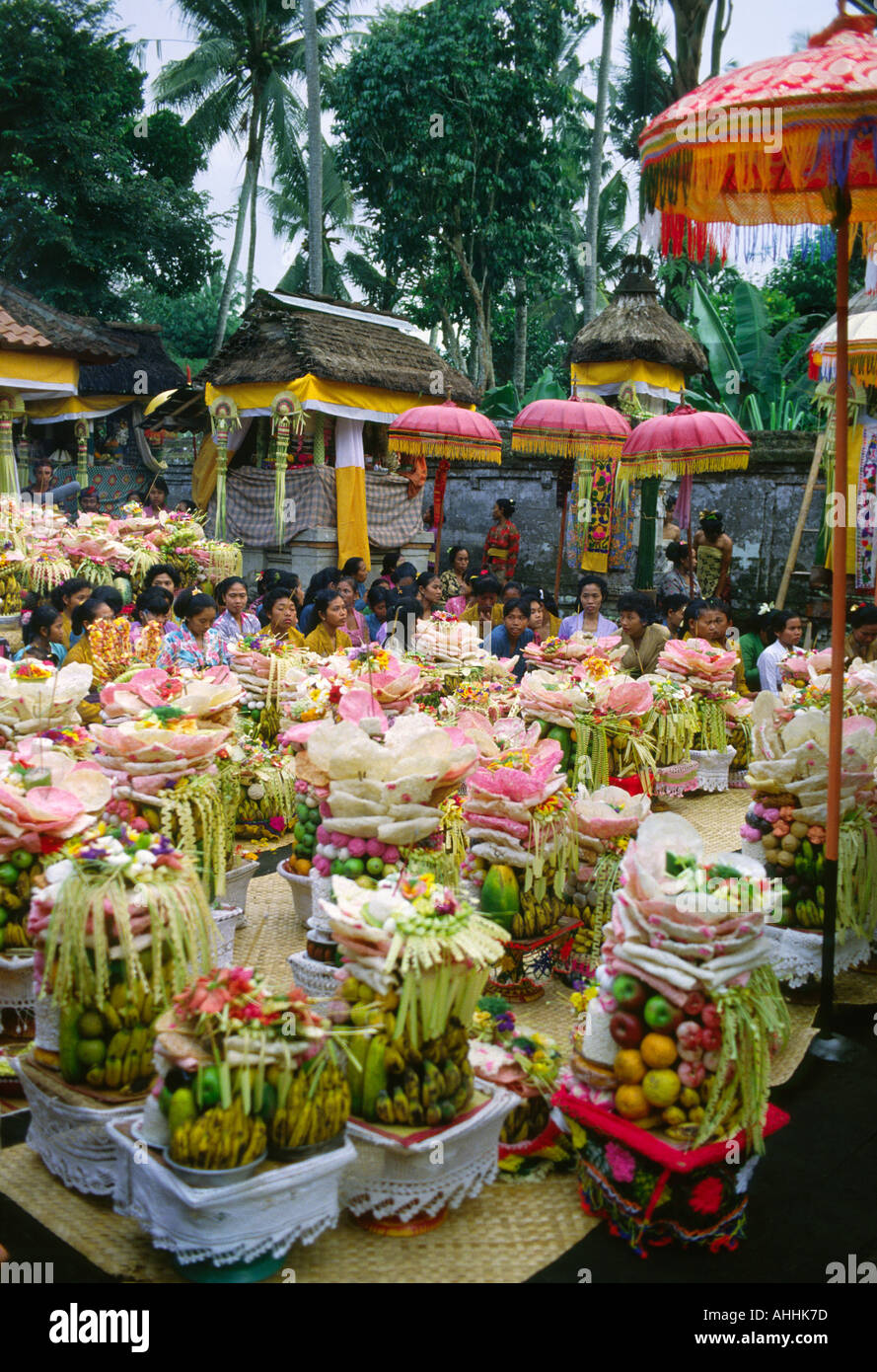 Offerings at Balinese Temple, Ubud Stock Photo - Alamy