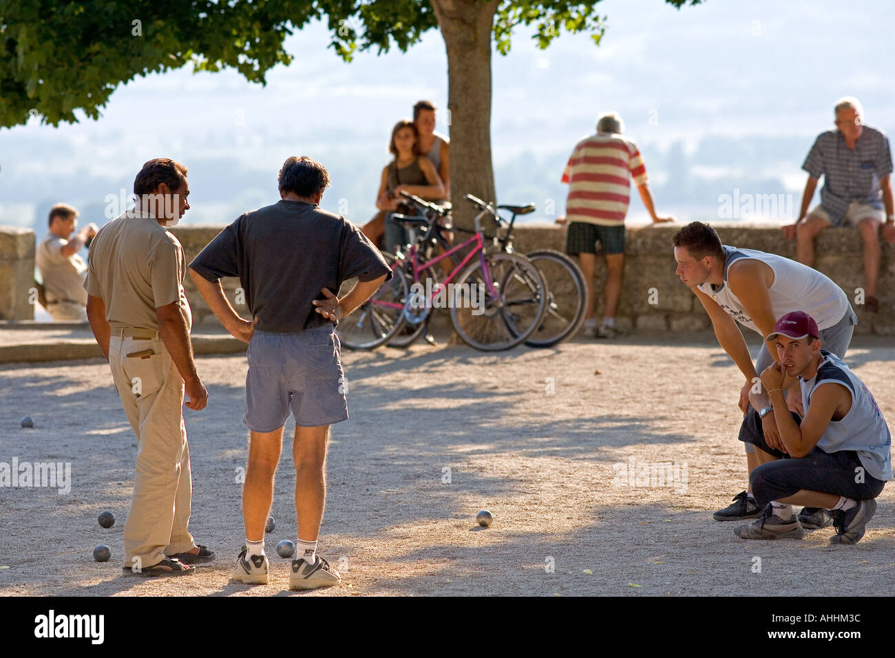 PEOPLE PLAYING PETANQUE BOULES SAULT PROVENCE FRANCE Stock Photo - Alamy