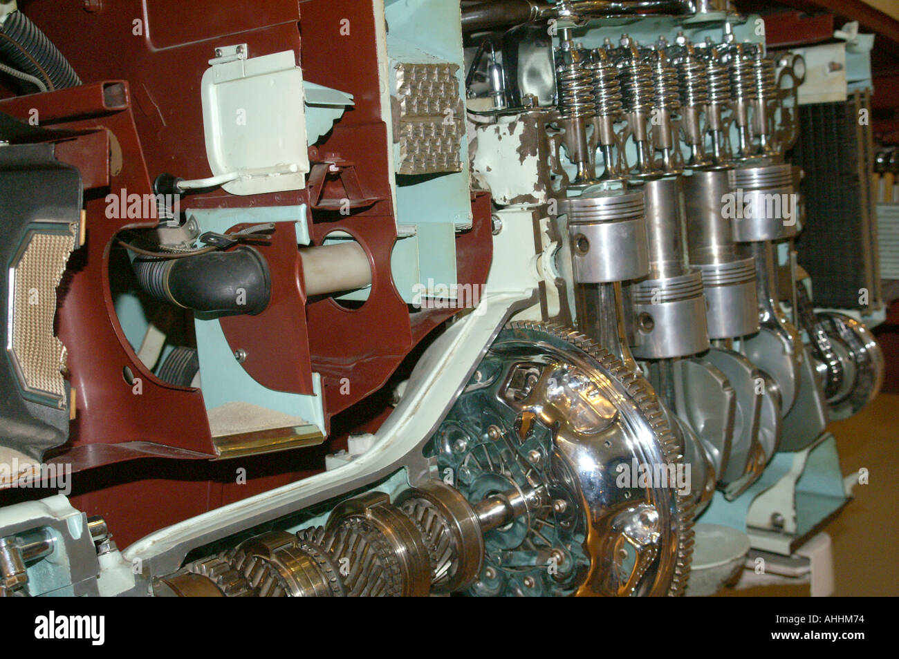 Cut away engine showing pistons cylinders crankshaft etc Stock Photo ...