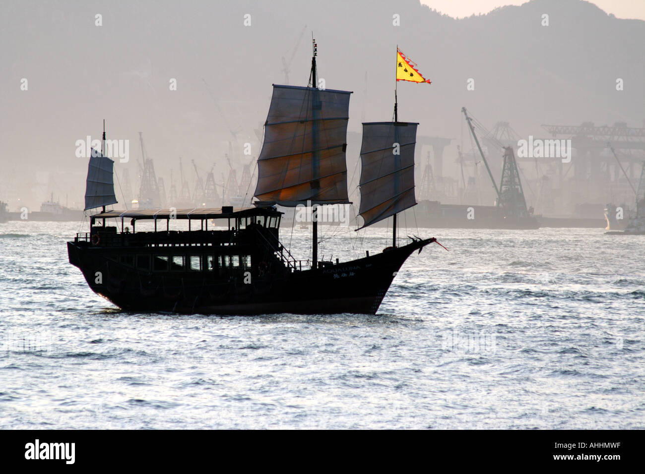 Ancient chinese sailing ship hi-res stock photography and images - Alamy