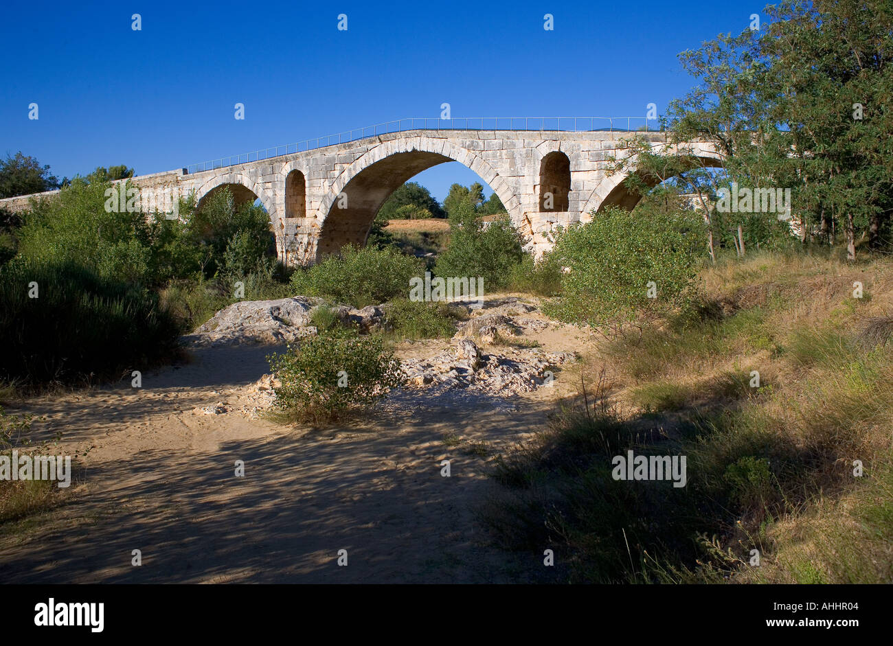 PONT JULIEN ANCIENT ROMAN BRIDGE BUILT YEAR 3 BC PROVENCE FRANCE Stock ...