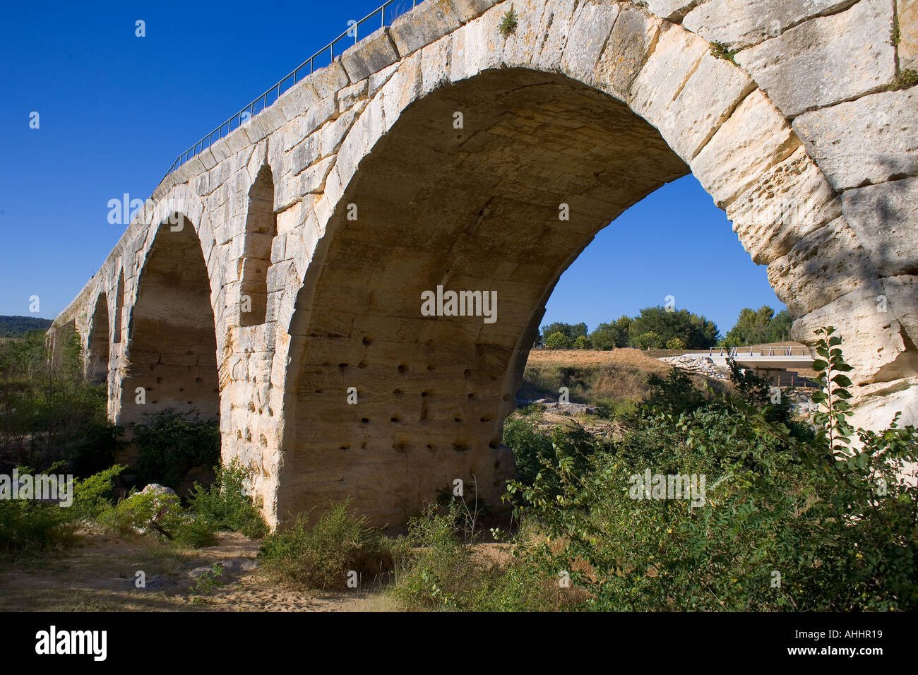 PONT JULIEN ANCIENT ROMAN BRIDGE BUILT YEAR 3 BC PROVENCE FRANCE Stock ...