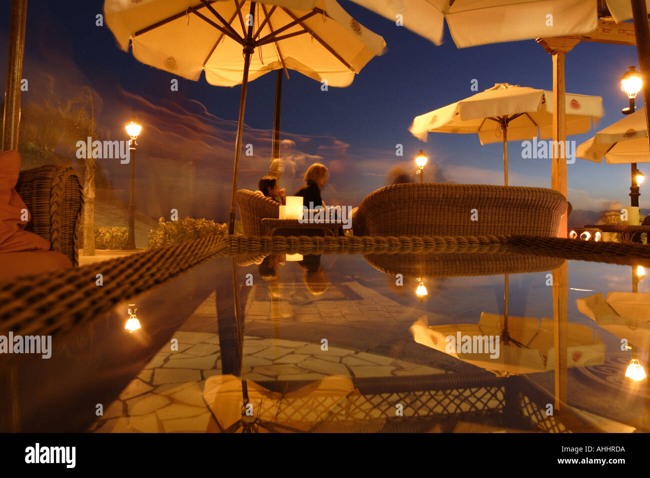 cafe at night Stock Photo - Alamy