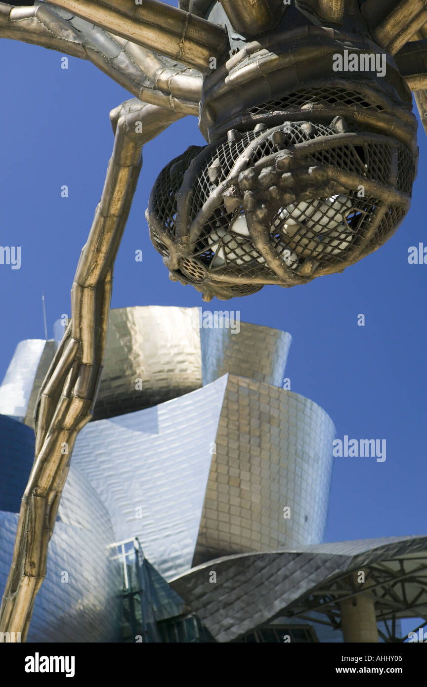The spider sculpture maman by louise bourgeois guggenheim museum bilbao ...