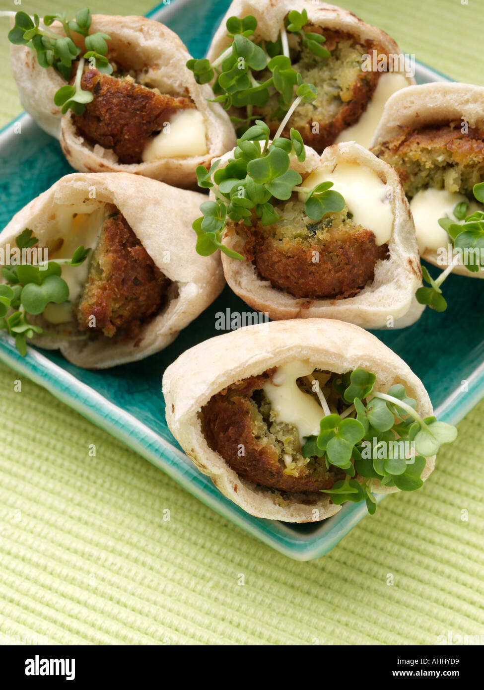 Falafel sandwich pitta hi-res stock photography and images - Alamy