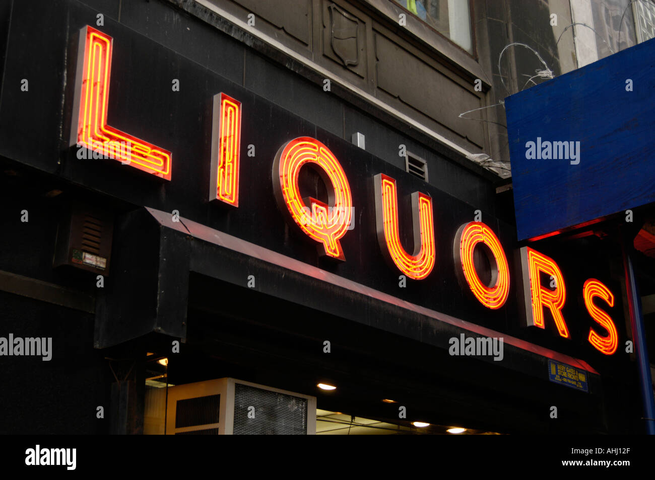 Old liquor stores hi-res stock photography and images - Alamy