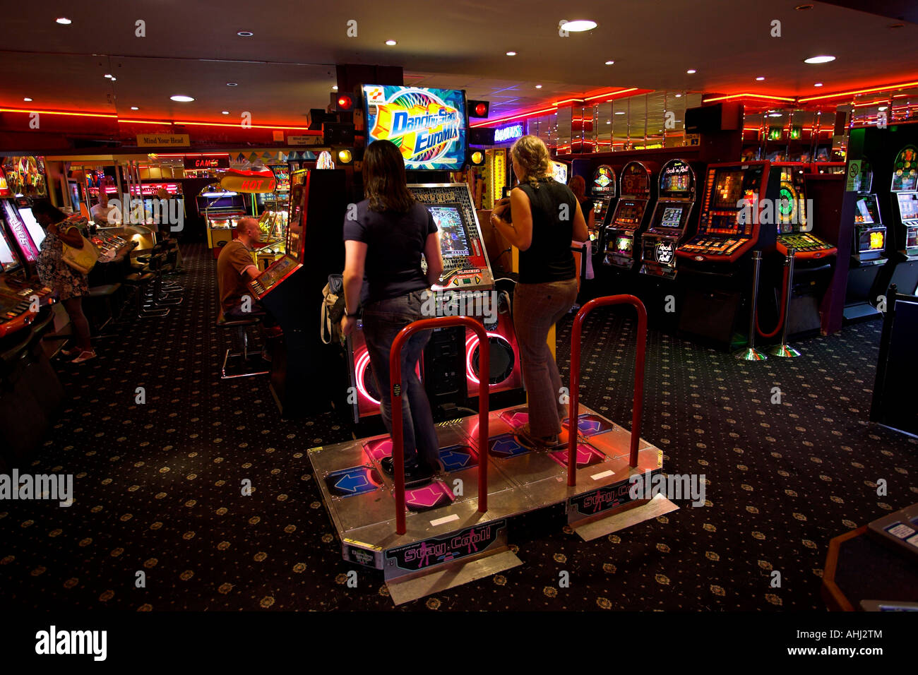 Friend teen arcade girl girls females bonding hi-res stock photography ...