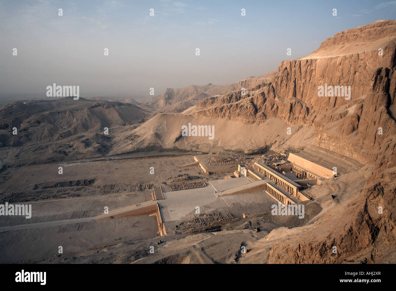 Queen hatshepsut funerary temple hi-res stock photography and images ...