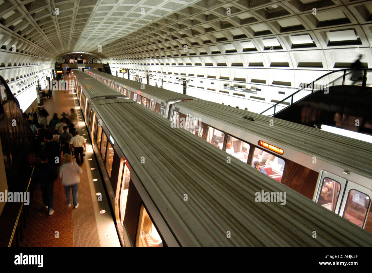 Metro train at station platform, Washington DC, USA Stock Photo - Alamy