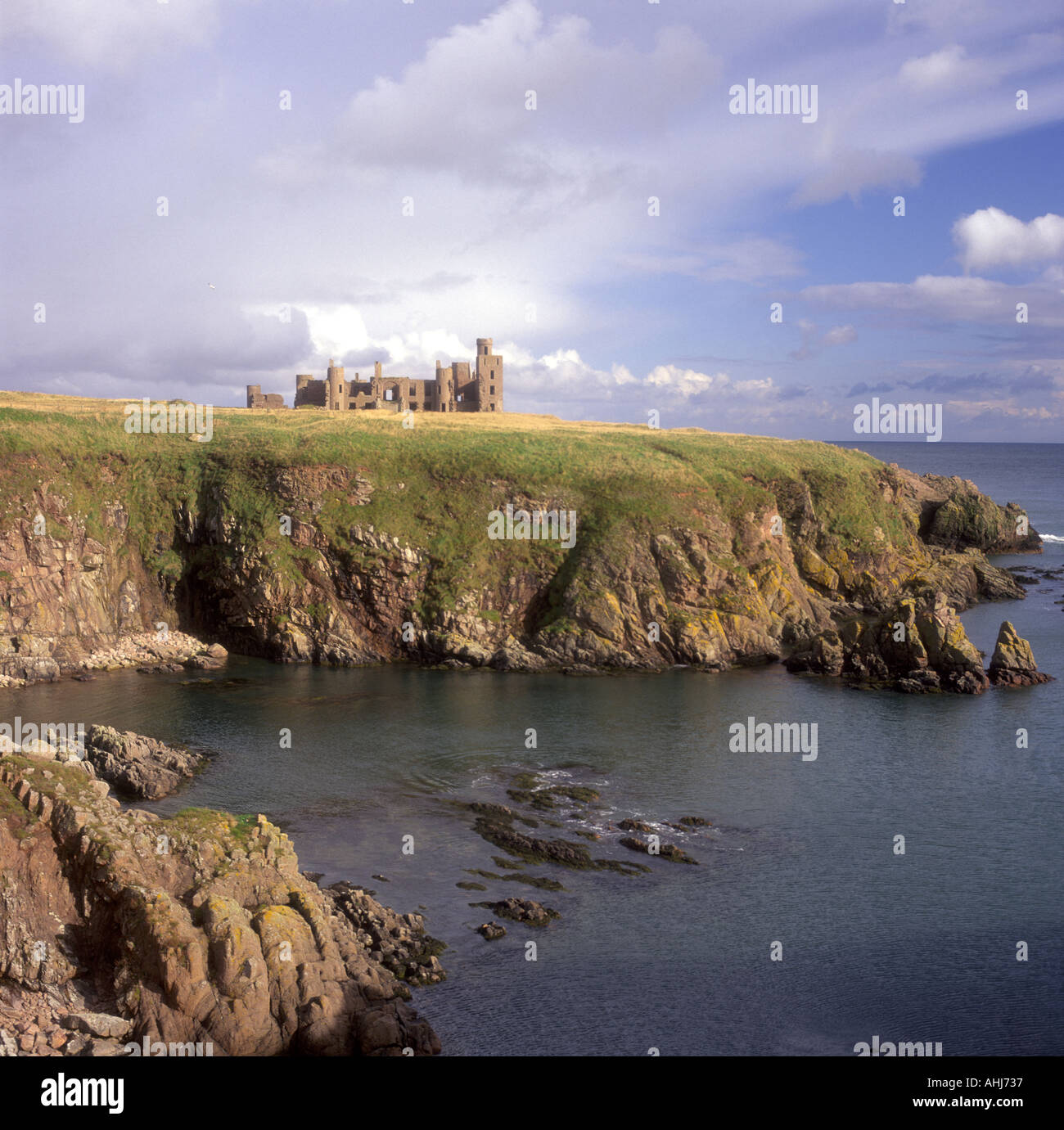 Slains ruin hi-res stock photography and images - Alamy