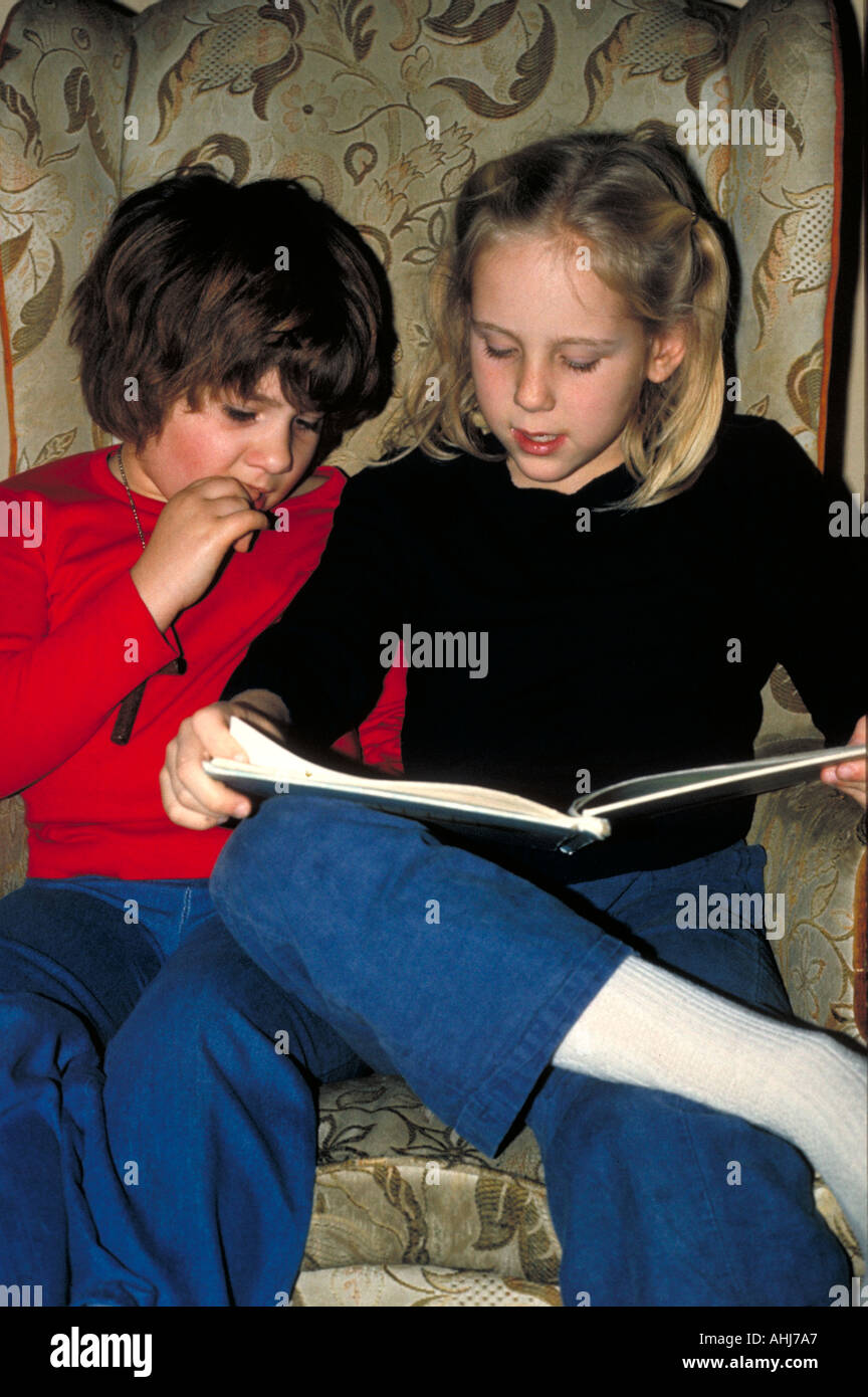 Two grade school girls hi-res stock photography and images - Alamy