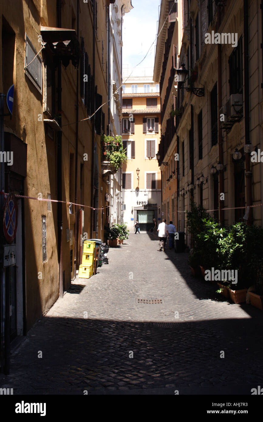 Alley of the rome historic centre hi-res stock photography and images ...
