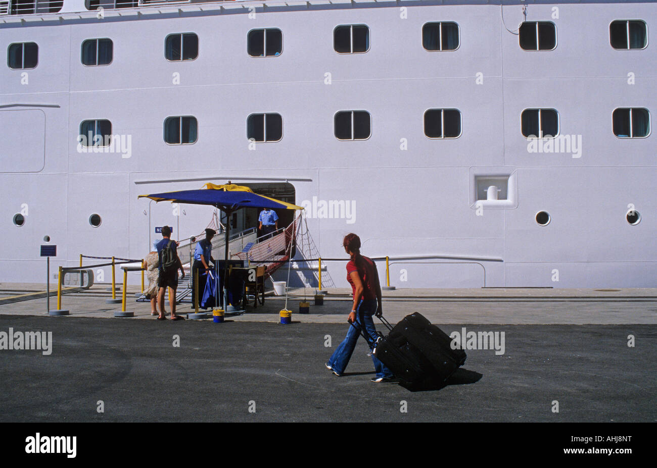 people embarking on board a cruise ship Stock Photo - Alamy