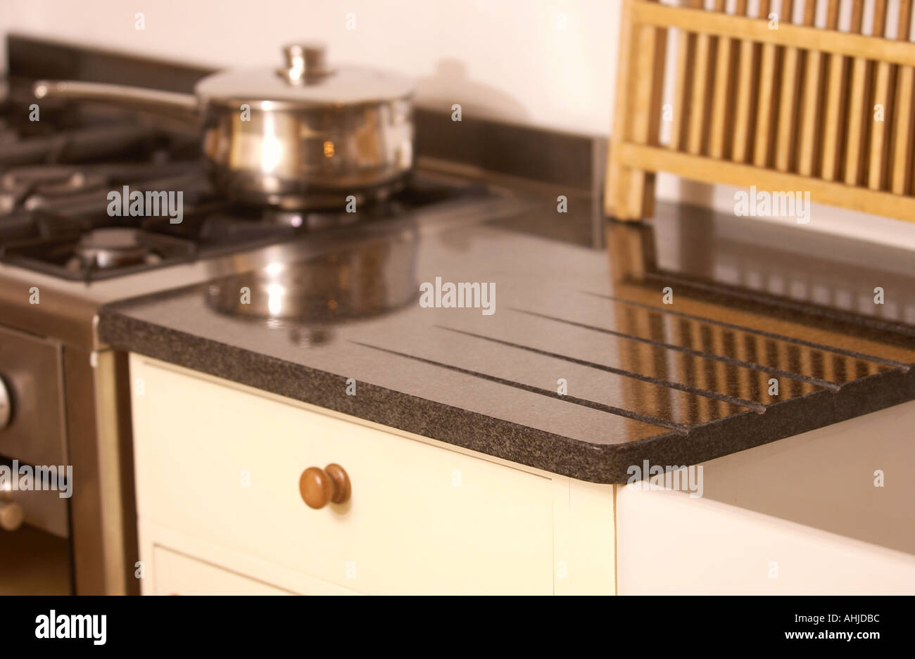 A KITCHEN WITH A GRANITE WORK SURFACE Stock Photo - Alamy