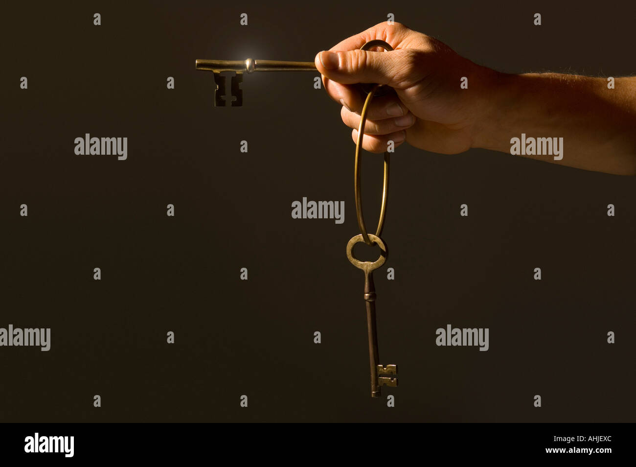 Hand holding keys Stock Photo - Alamy