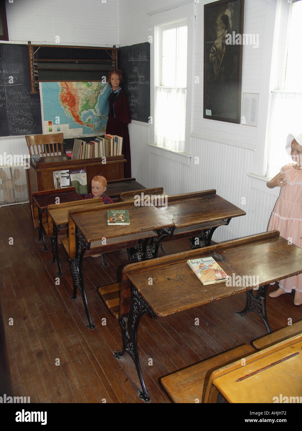 Old fashioned schoolroom hi-res stock photography and images - Alamy