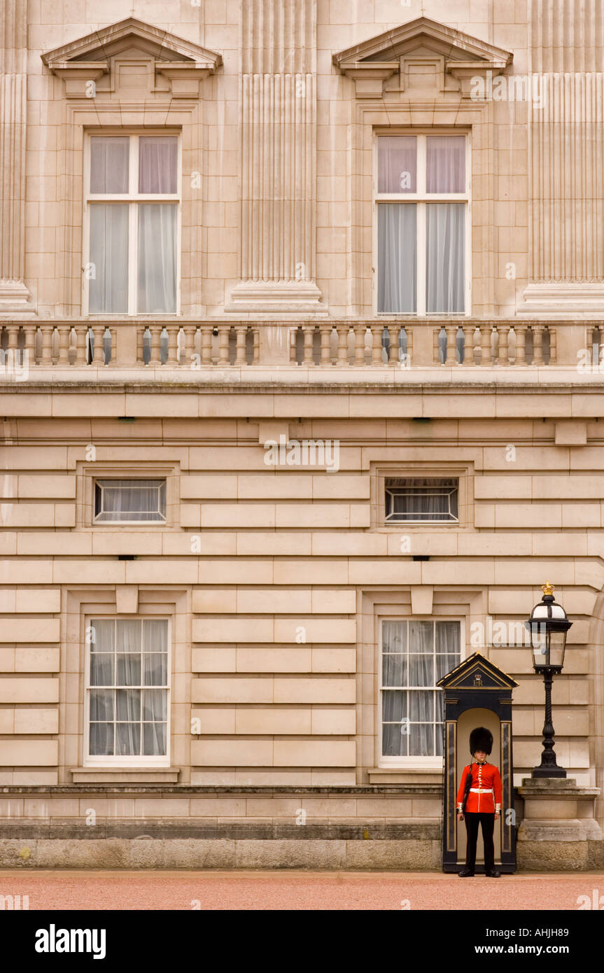 Royal guard standing buckingham hi-res stock photography and images - Alamy