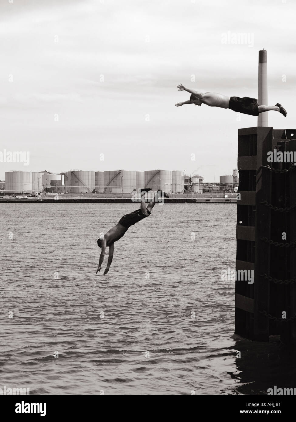 Diving off pier hi-res stock photography and images - Alamy