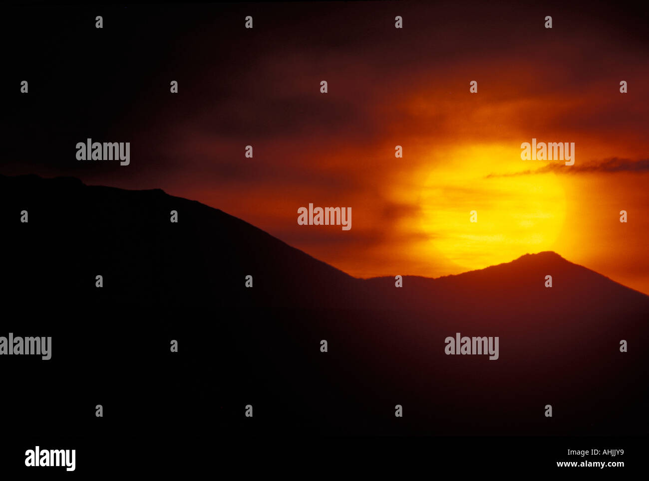 Sunset in mountains sun sets hi-res stock photography and images - Alamy